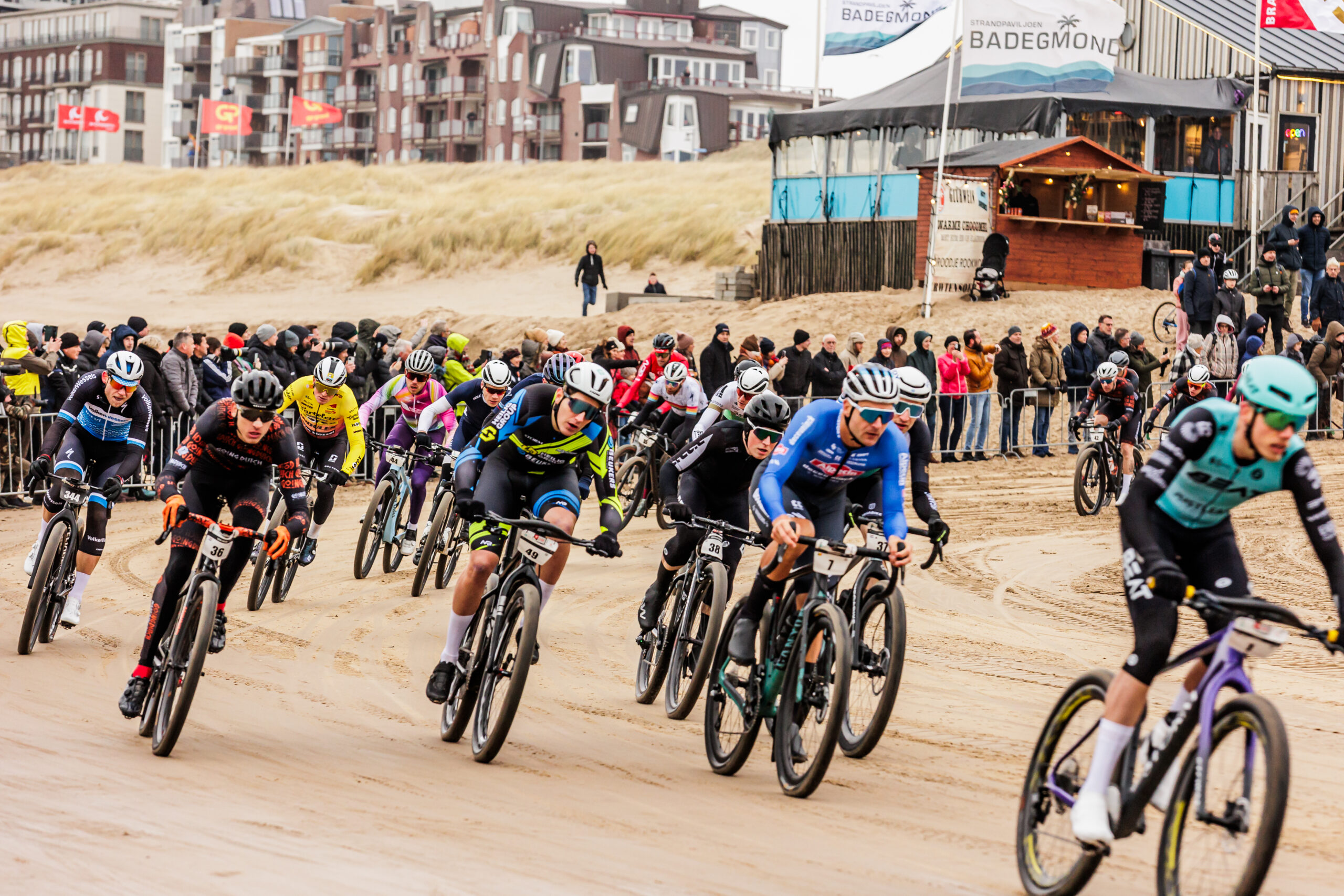 Strand, wind en topsport: 21.500 deelnemers openen sportjaar in Egmond ...